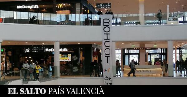 Activistas del BDS País Valencià realizan dos acciones en el Carrefour ...