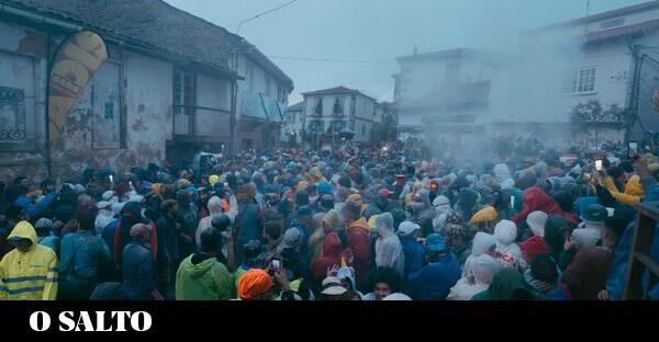 Choiva de formigas, terra e fariña no día grande do Entroido de Laza ...
